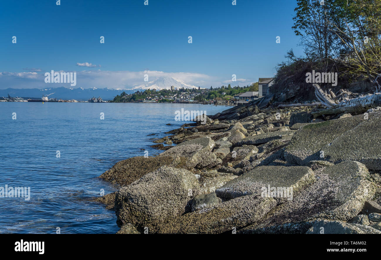 A view of Mount Rainier and the Ruston shoreline Stock Photo - Alamy
