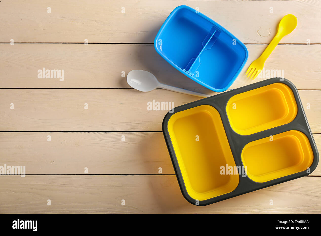 Empty school lunch boxes on wooden background Stock Photo - Alamy
