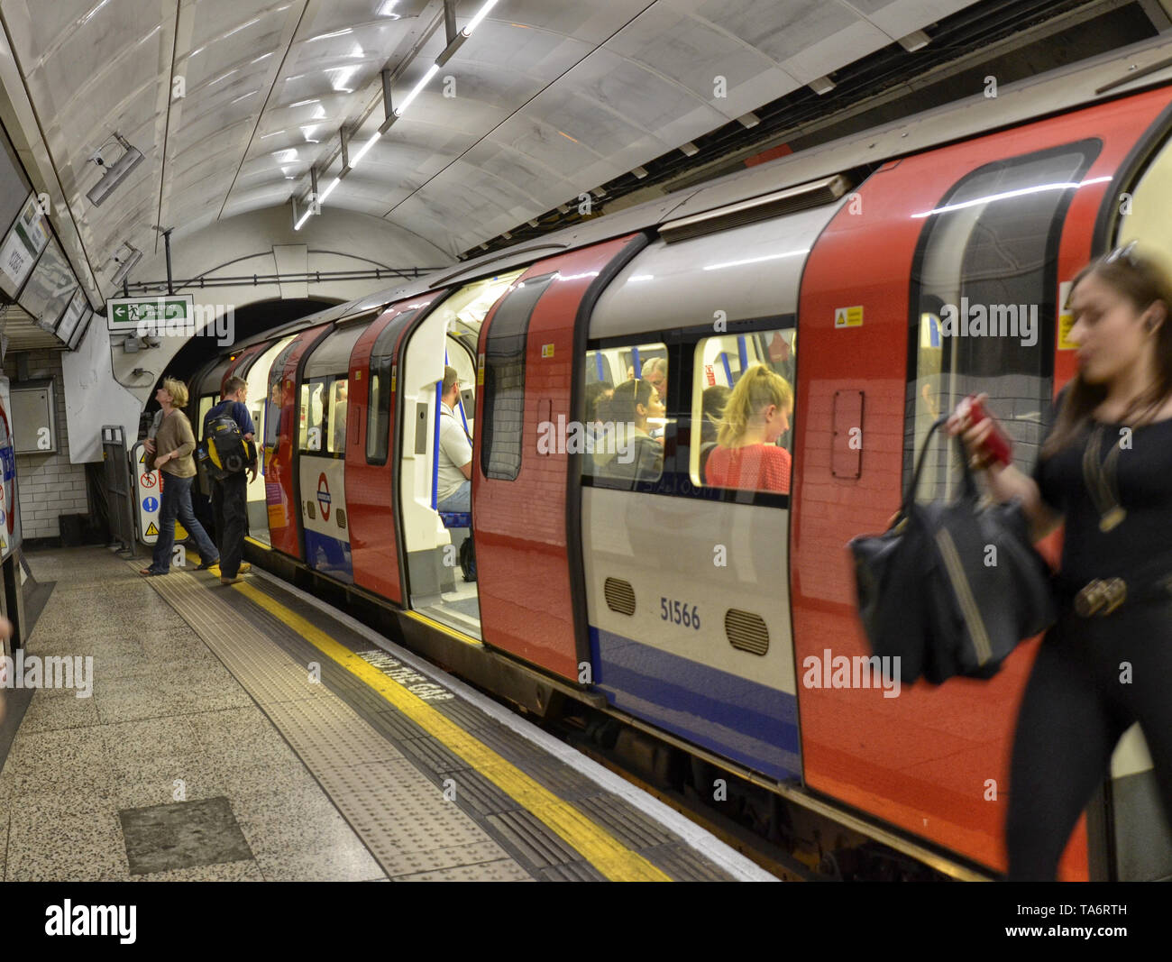 Open Subway Doors Stock Photos & Open Subway Doors Stock Images - Alamy