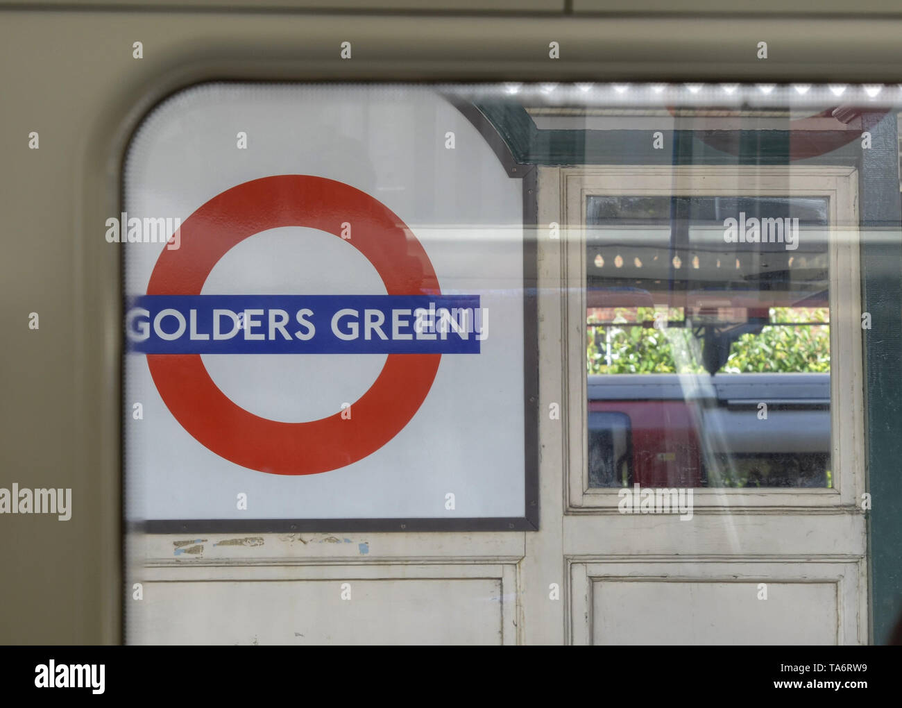 Oxford street tube station platform hi-res stock photography and images ...