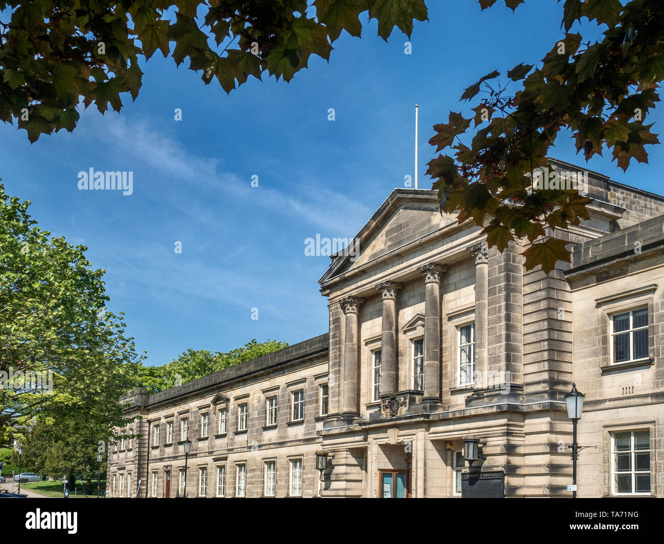 Overhanging building hi-res stock photography and images - Alamy