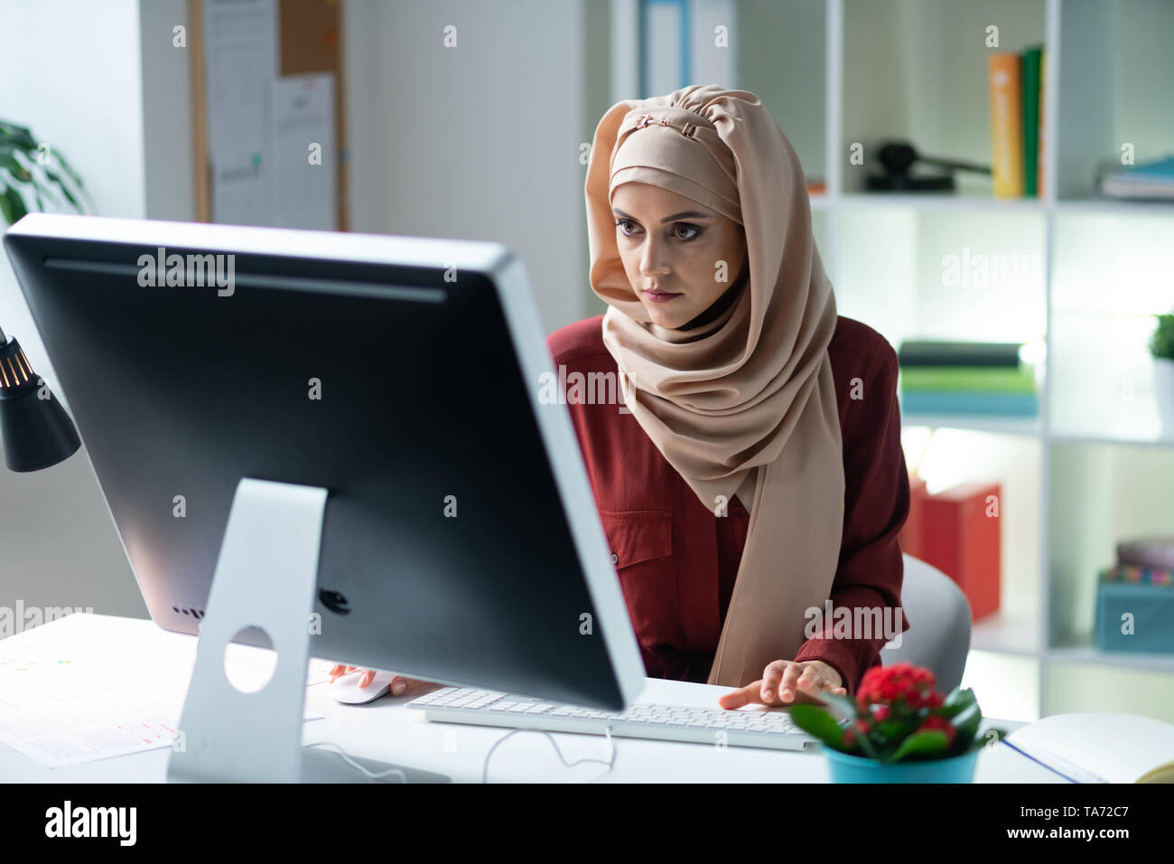 Muslim woman working hi-res stock photography and images - Alamy