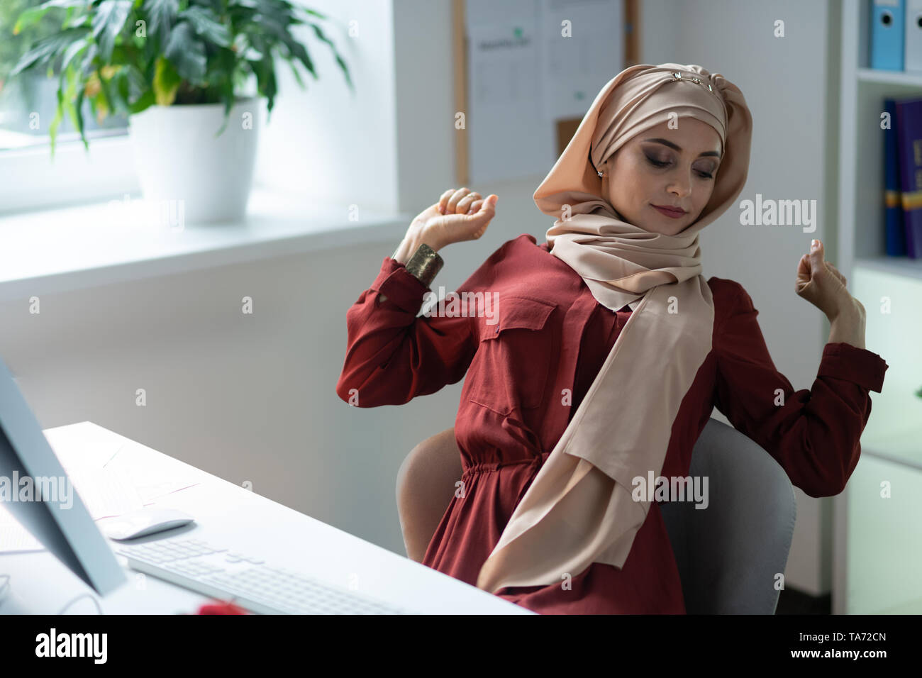 Muslim woman work computer hi-res stock photography and images - Alamy