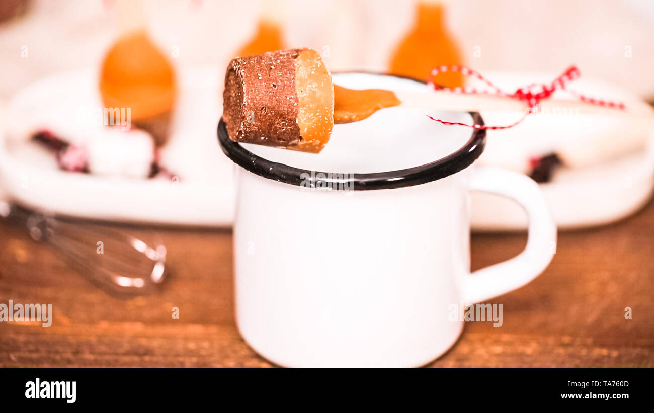 Salted caramel hot cocoa spoons in metal cup Stock Photo - Alamy