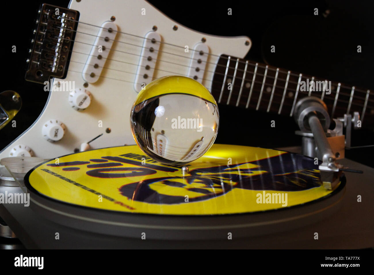 Yellow record player hi-res stock photography and images - Alamy