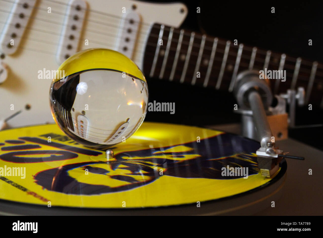 Yellow record player hi-res stock photography and images - Alamy