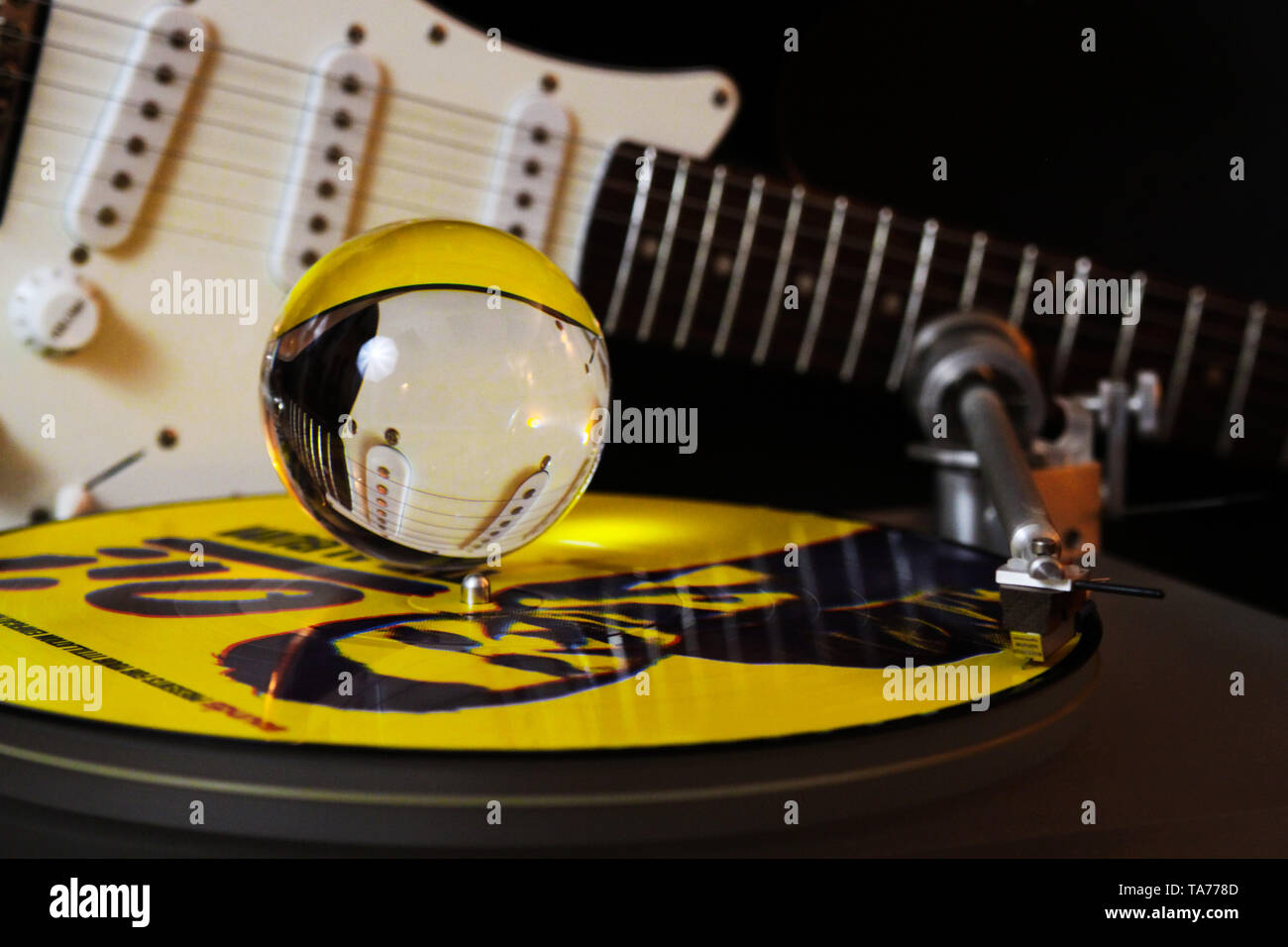 Yellow record player hi-res stock photography and images - Alamy