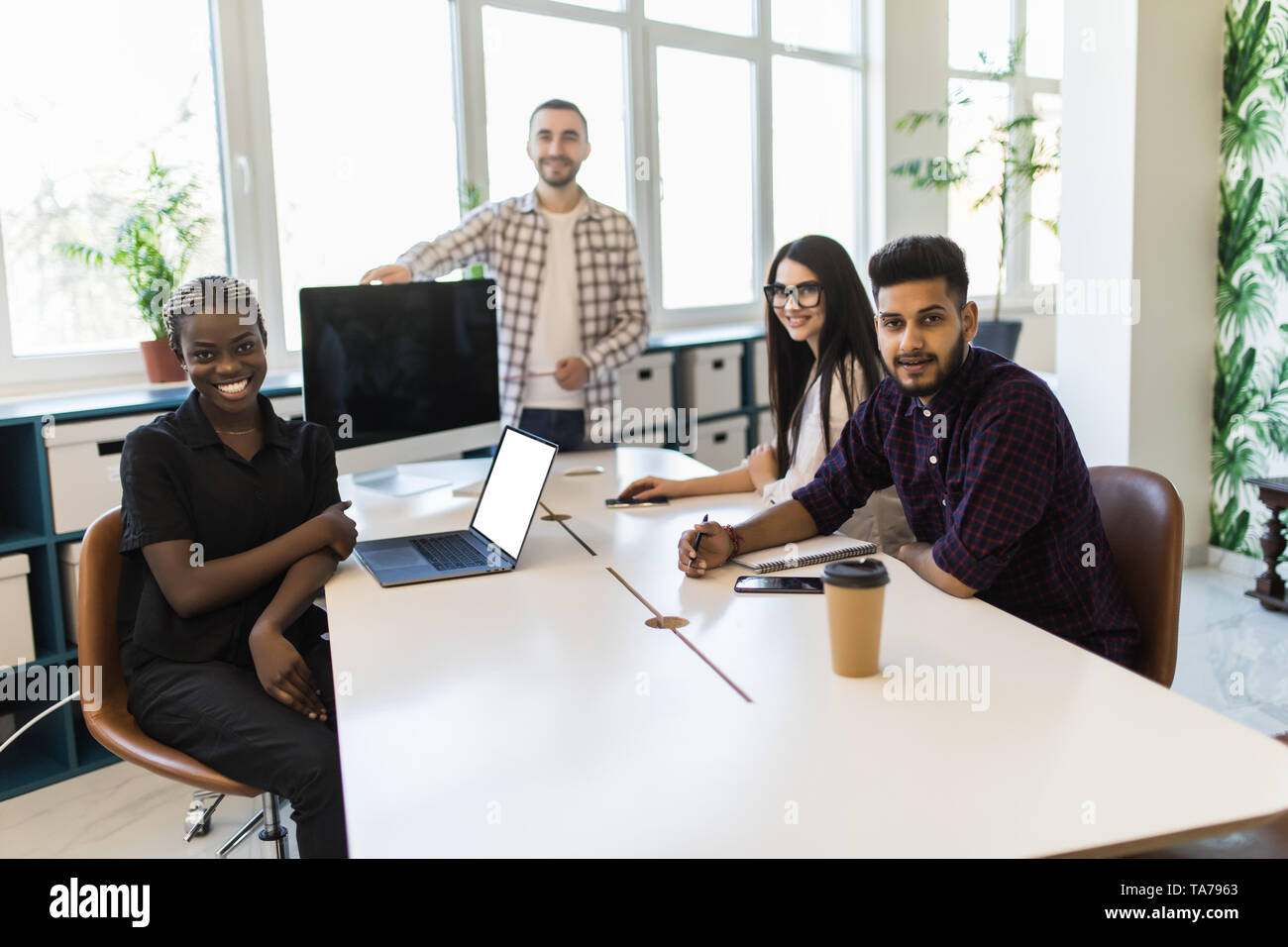 Office intern diversity hi-res stock photography and images - Alamy