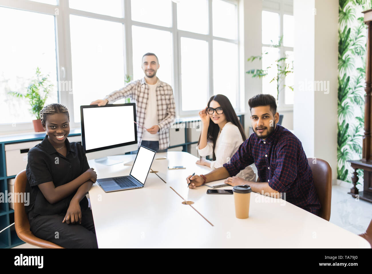 Office intern diversity hi-res stock photography and images - Alamy