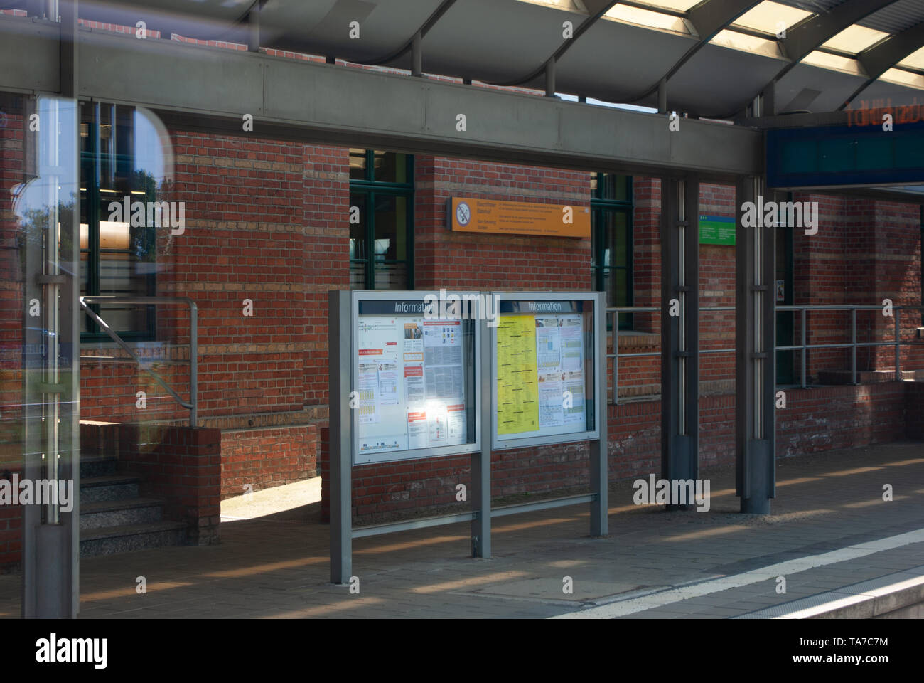 Train station platform departure board hi-res stock photography and ...