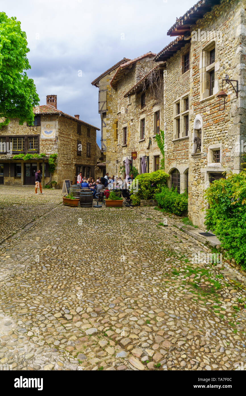 Street scene in perouges hi-res stock photography and images - Alamy