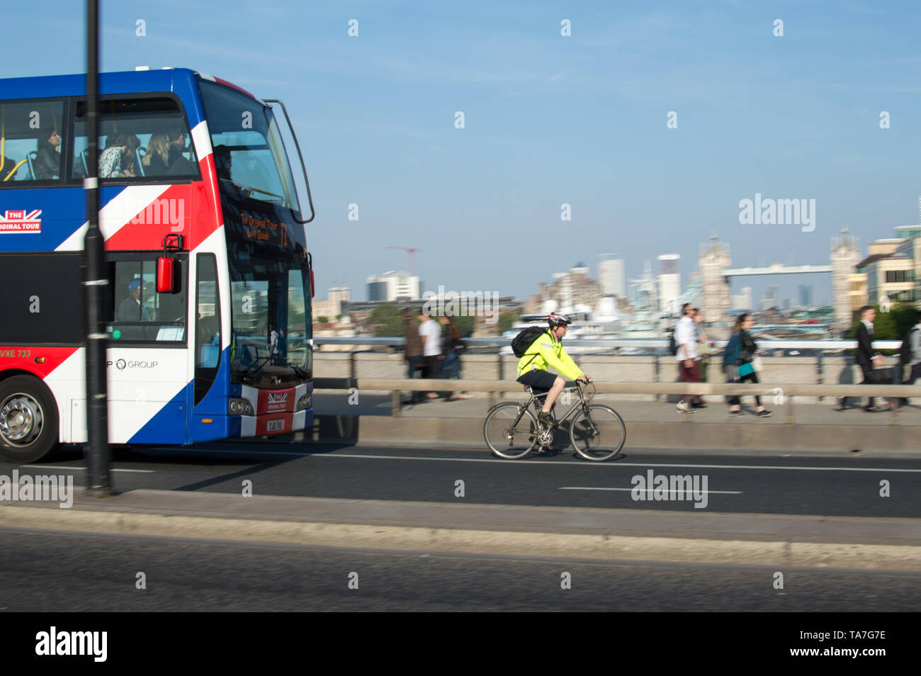 Commuter bridge london hi-res stock photography and images - Alamy
