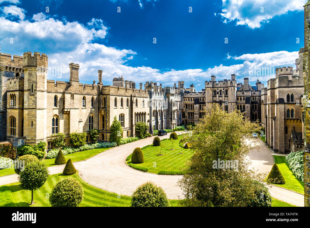 Medieval castle exterior hi-res stock photography and images - Alamy