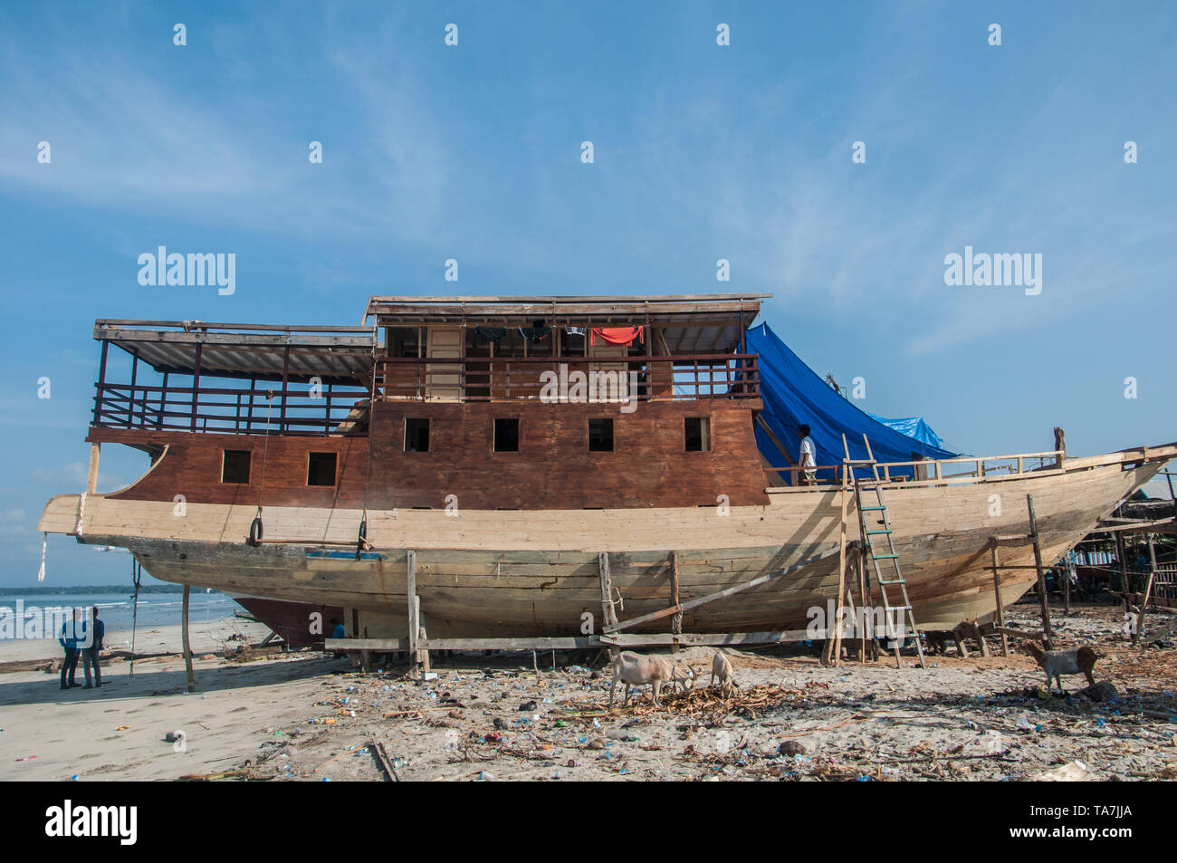 Pinisi vessel hi-res stock photography and images - Alamy