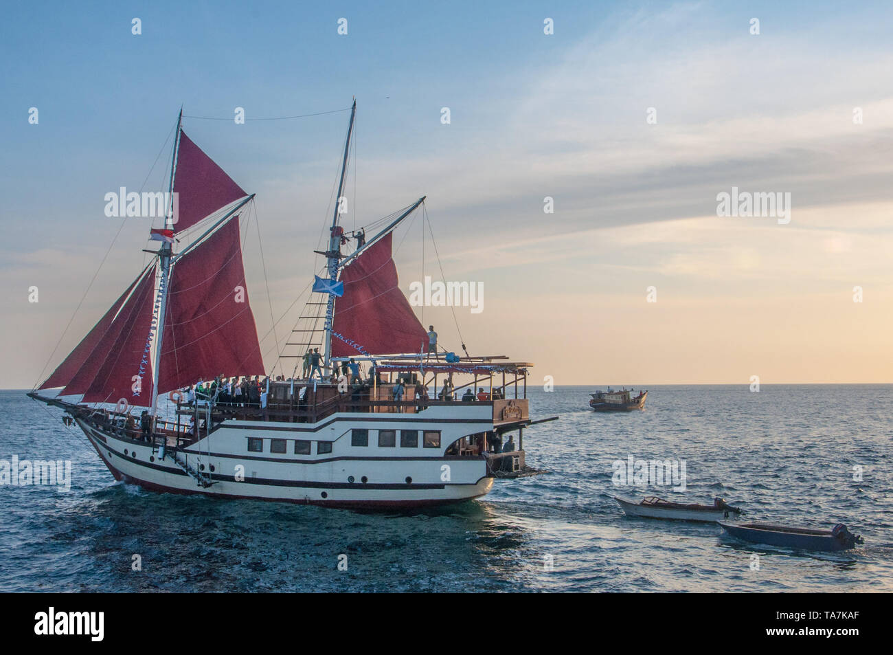 Indonesian pinisi schooner sails hi-res stock photography and images ...