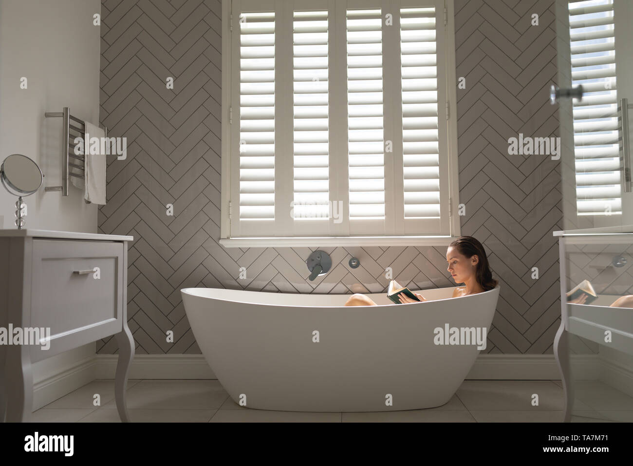 Reading in bathtub hi-res stock photography and images - Alamy