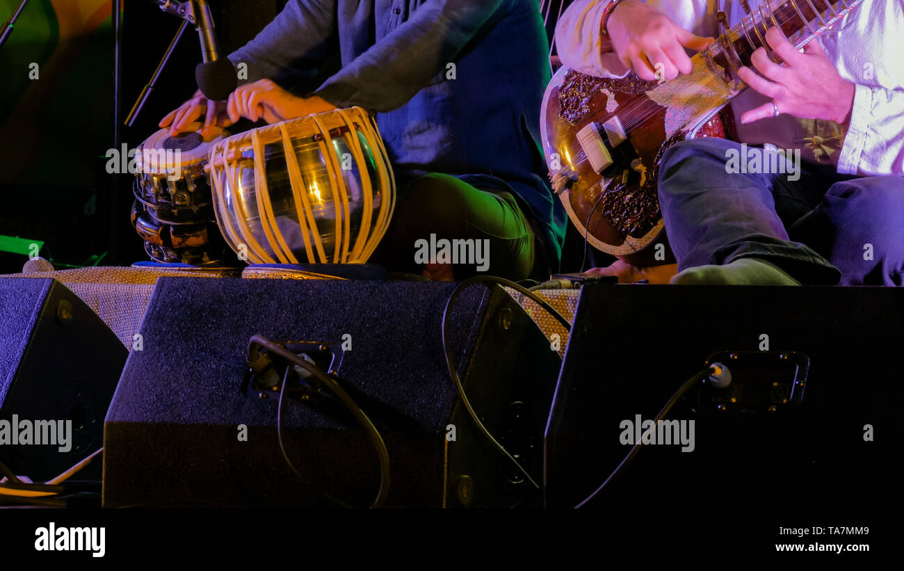 Sitar and drum hi-res stock photography and images - Alamy