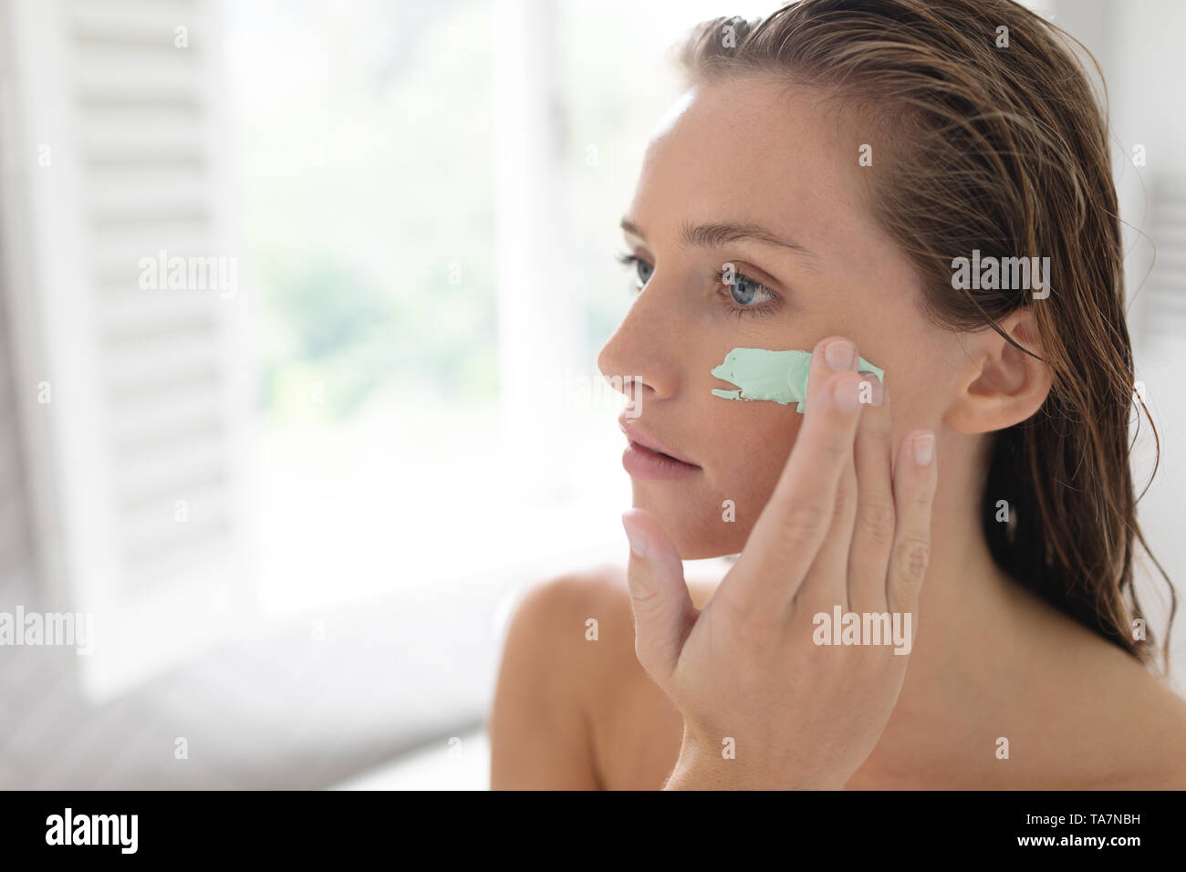 Having bath hi-res stock photography and images - Alamy