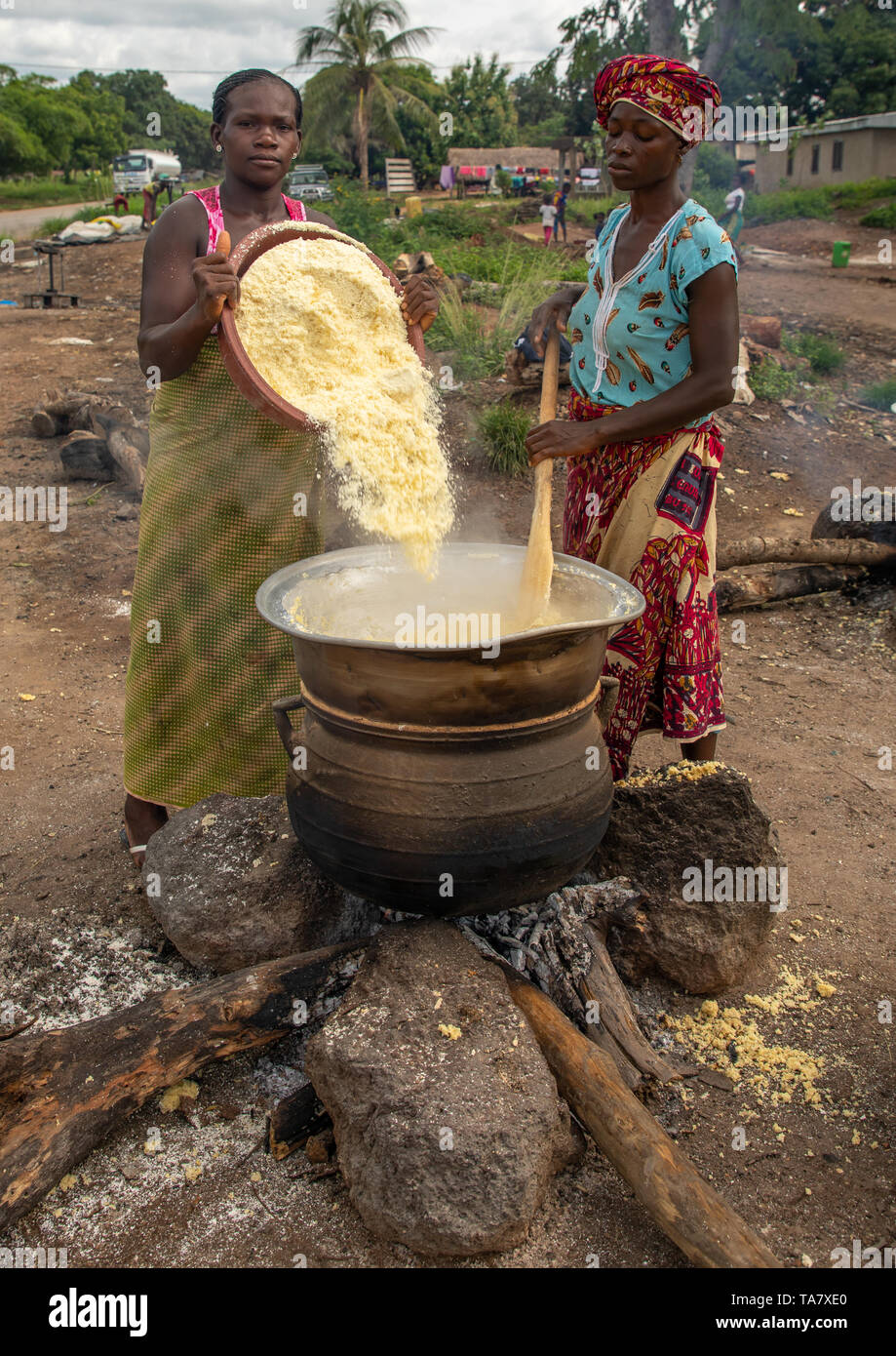 African women cooking attiéké, Région des Lacs, Sakiare, Ivory Coast ...