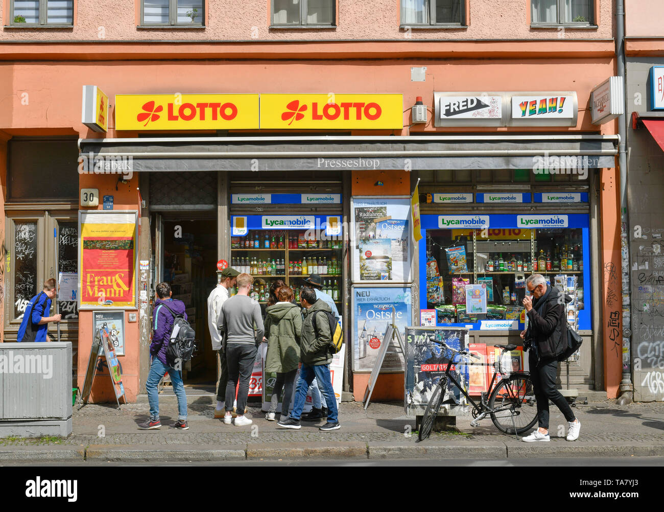 Street scene, kiosk, Oranienstrasse, cross mountain, Berlin, Germany ...