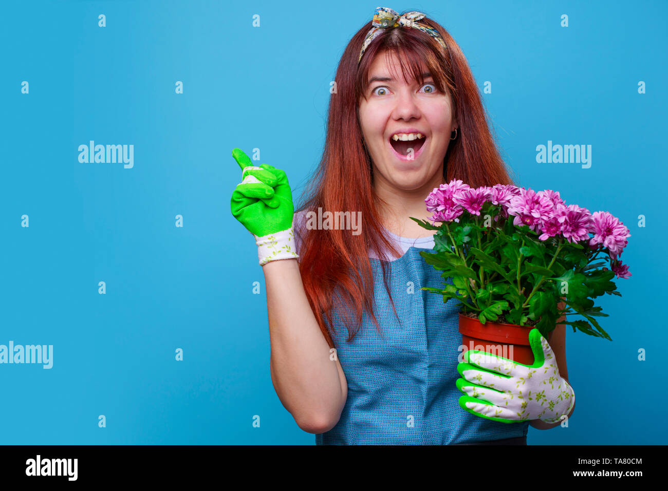 Girl holding flowers pointing hi-res stock photography and images - Alamy
