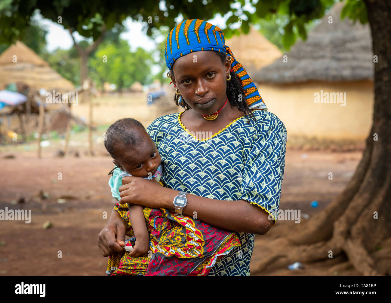Portrait of a Peul tribe mother with her child, Savanes district ...