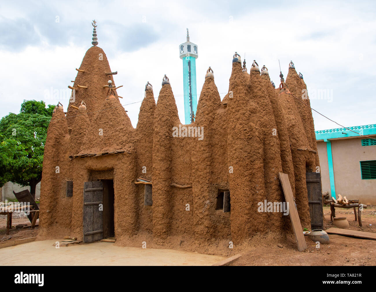 The 17th century sudano-sahelian mosque in front of the modern mosque ...