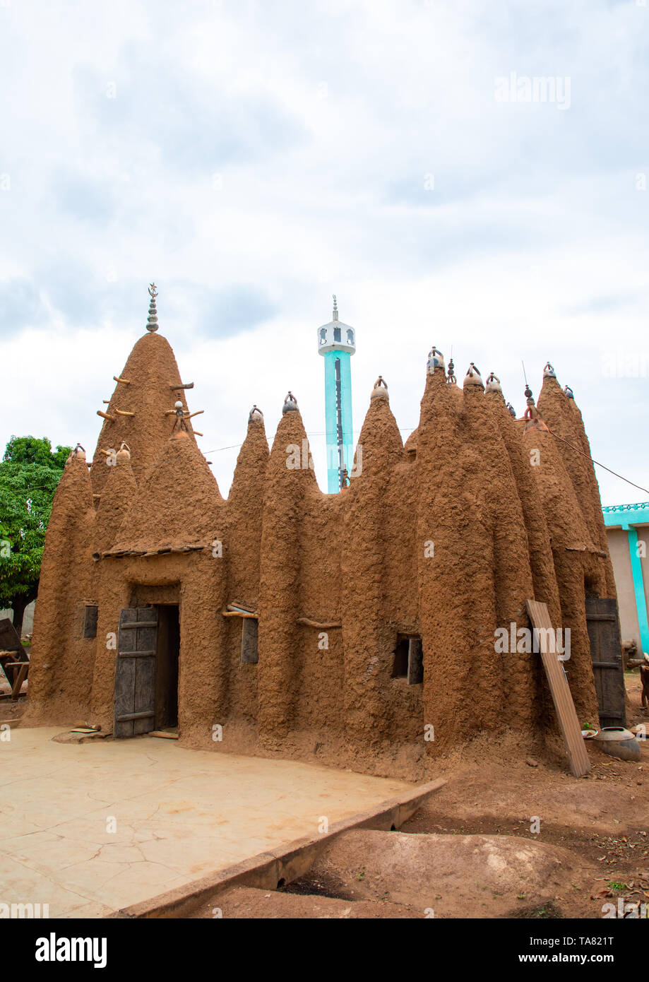 The 17th century sudano-sahelian mosque in front of the modern mosque ...