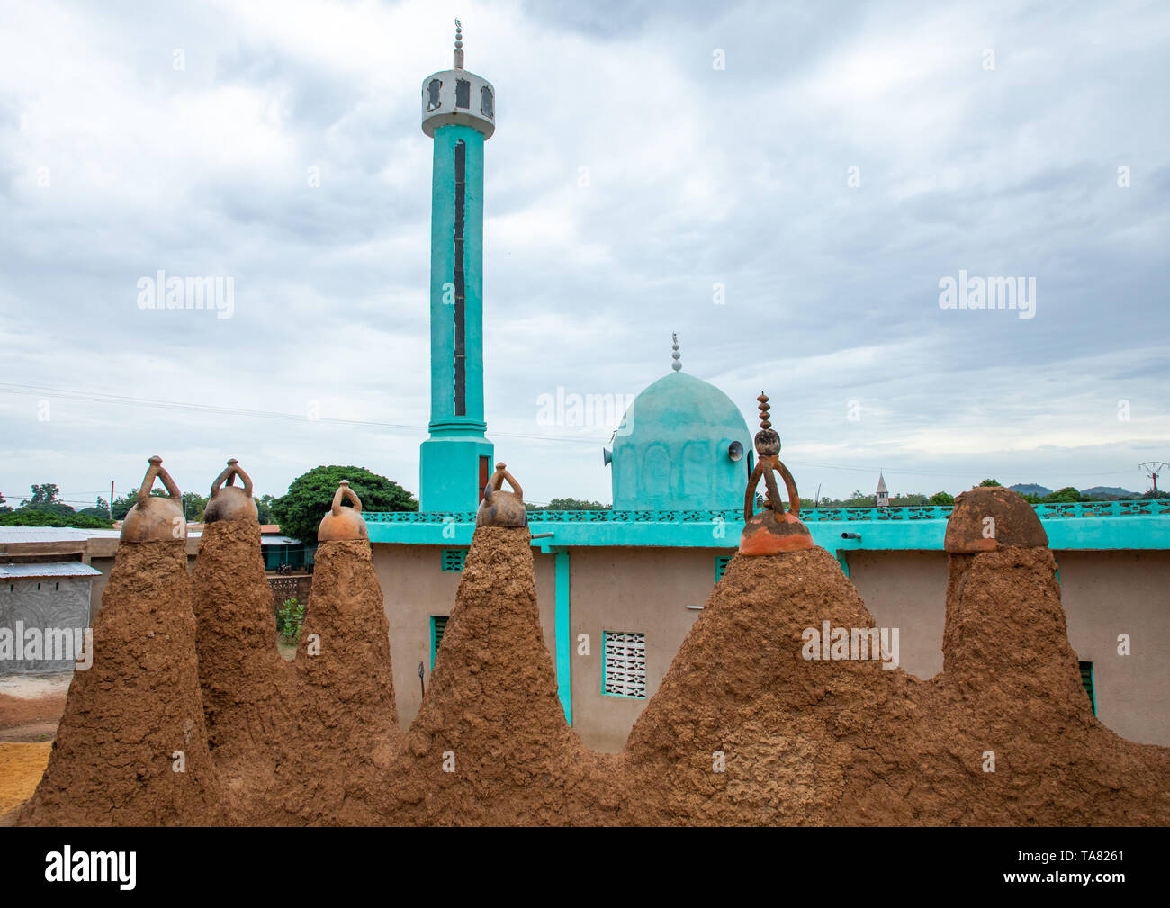 The 17th century sudano-sahelian mosque in front of the modern mosque ...