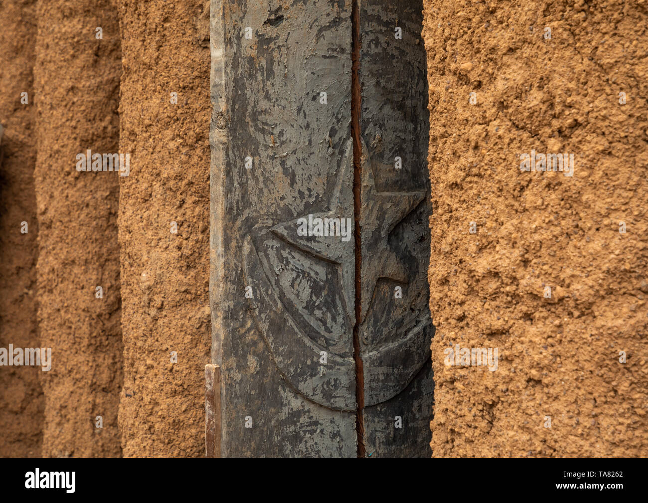 Wooden window of the 17th century sudano-sahelian mosque, Savanes ...