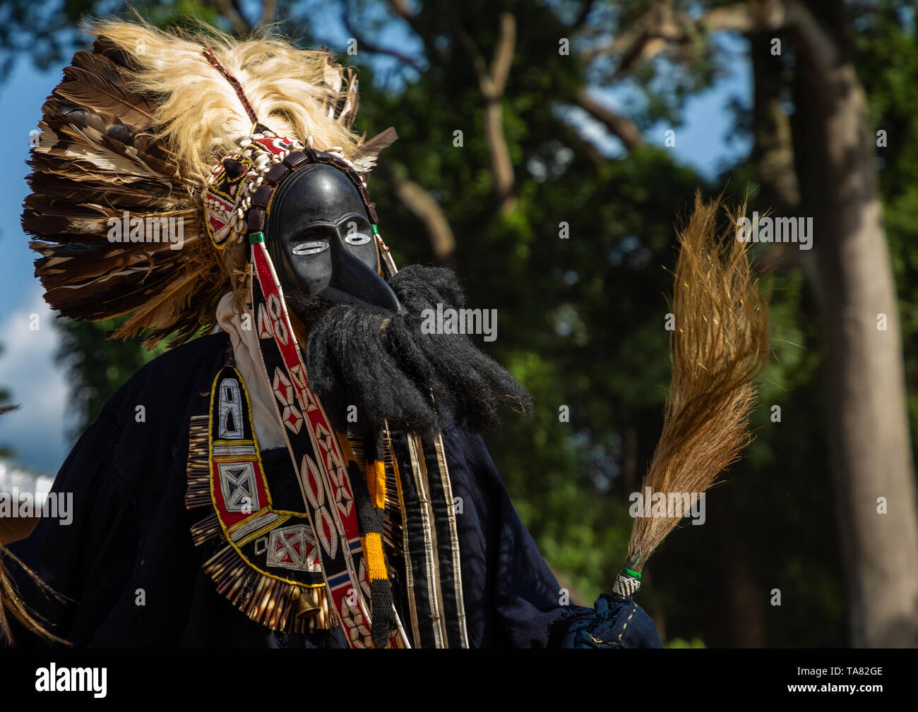 Dan mask africa hi-res stock photography and images - Alamy