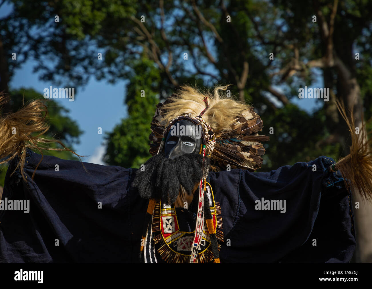 Dan mask africa hi-res stock photography and images - Alamy