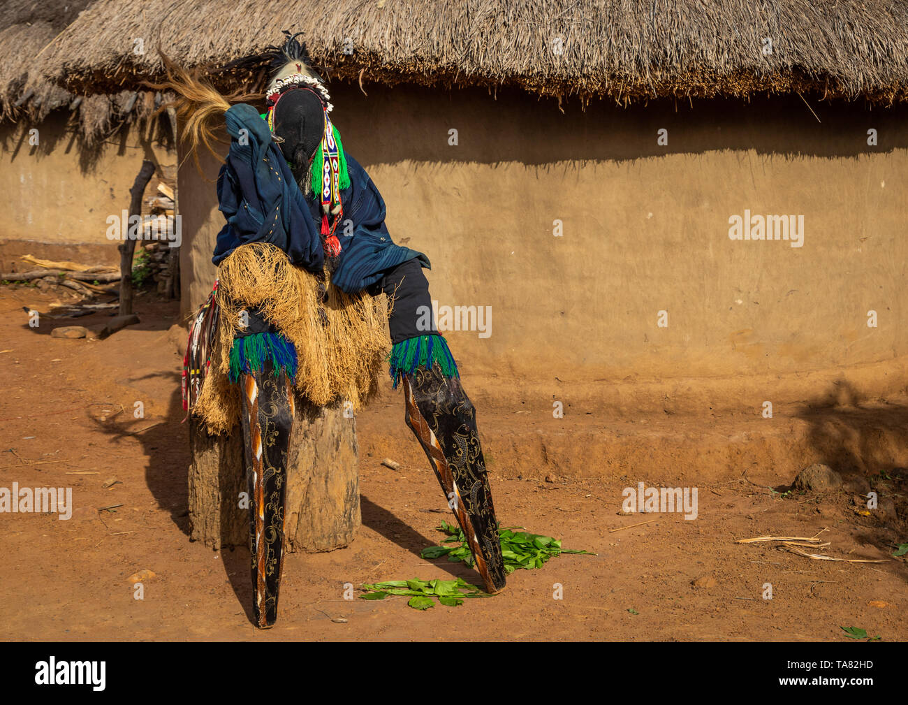 Dancers stilts africa african hi-res stock photography and images - Alamy