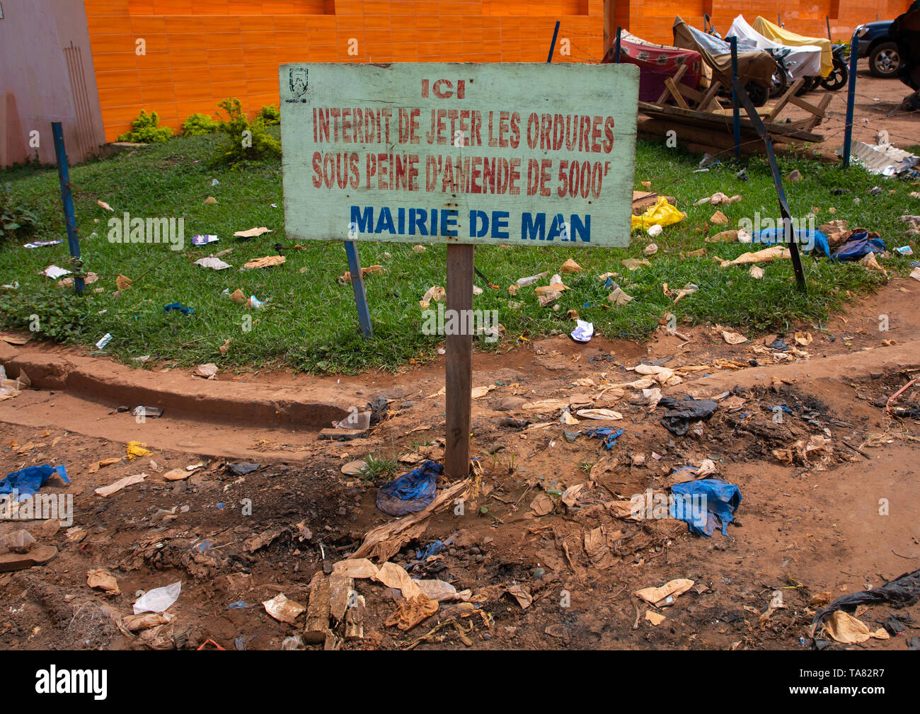 Garbage in front of a billboard to fight against pollution, Tonkpi ...