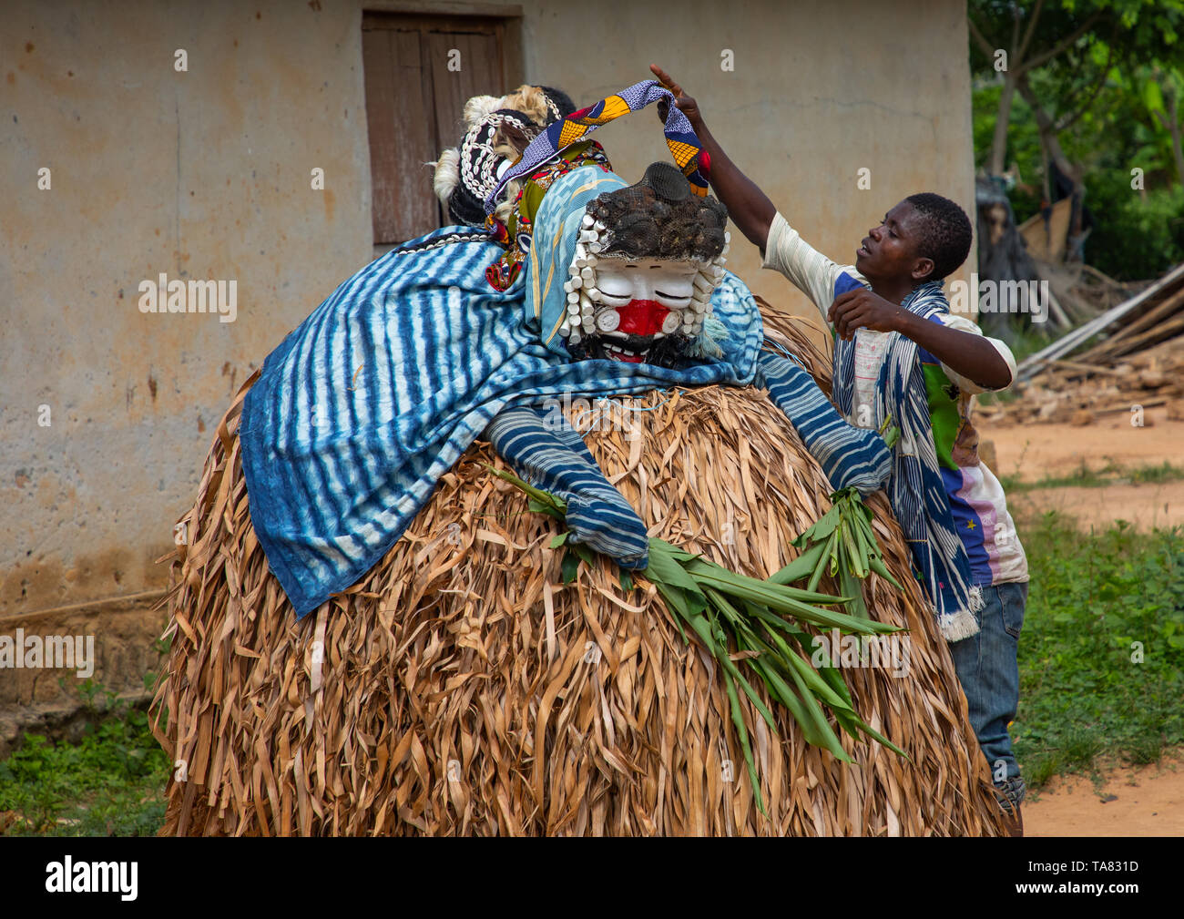 Ivory coast traditional dance hi-res stock photography and images - Alamy