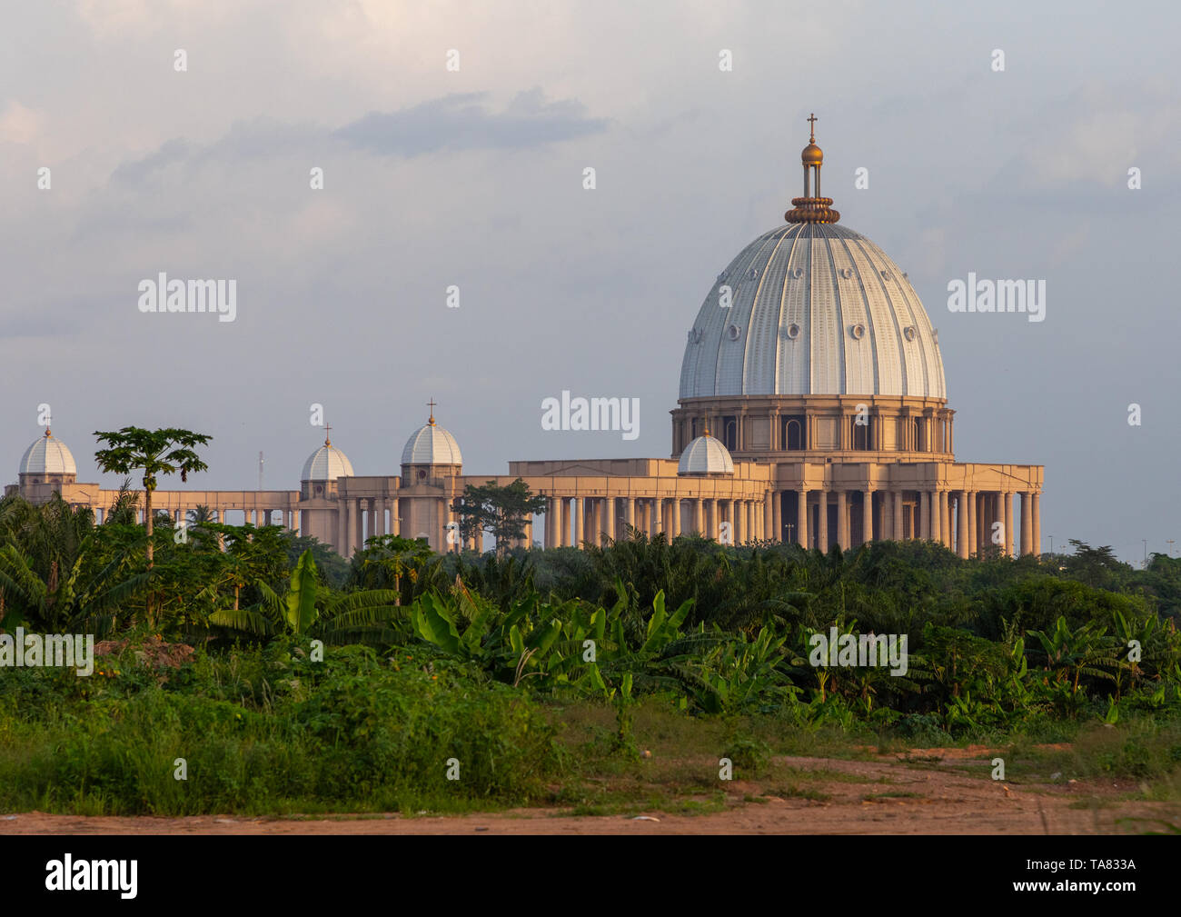Basilica of our lady of peace of yamoussoukro hi-res stock photography and images - Alamy