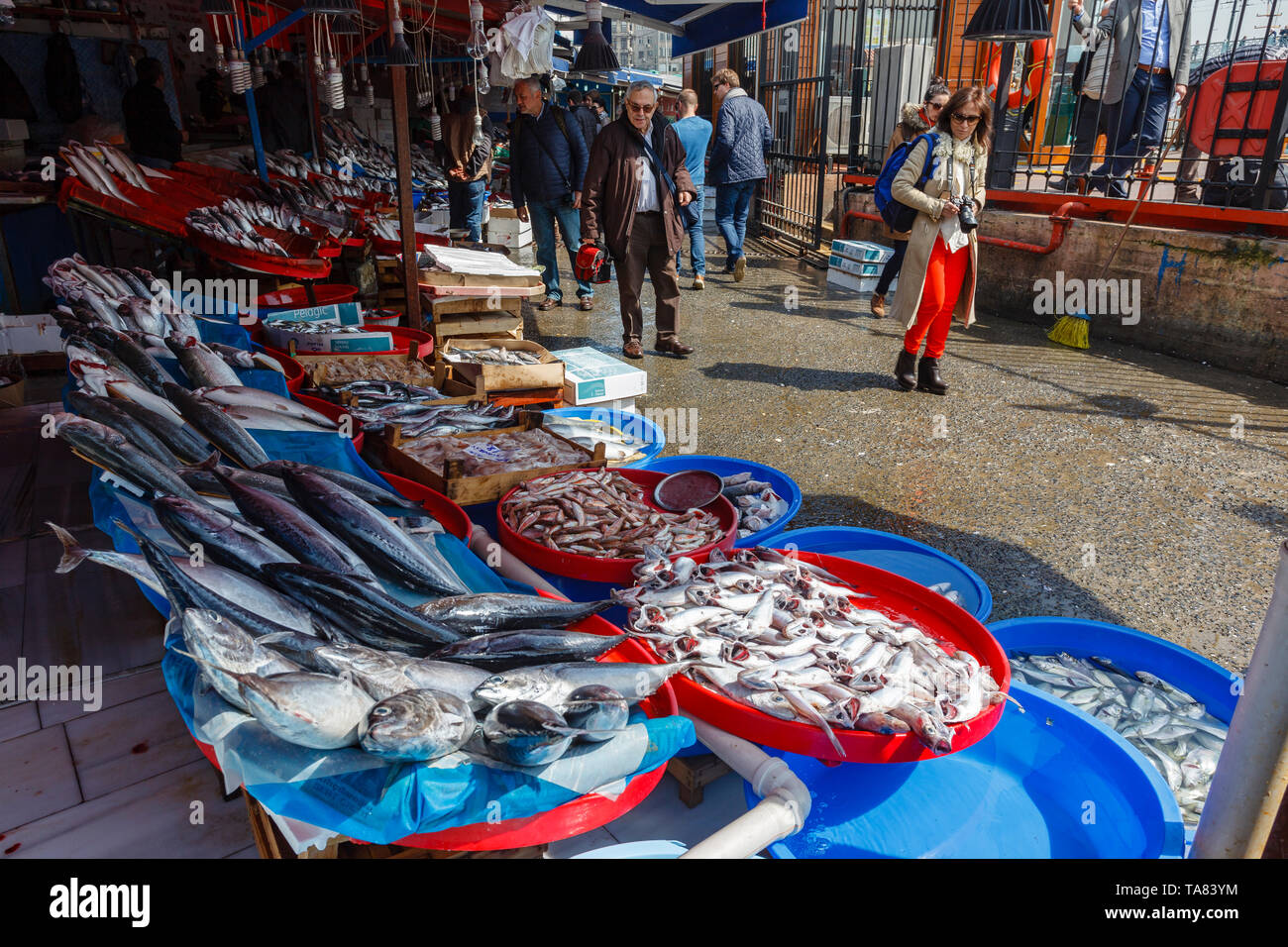 Golden fish market hi-res stock photography and images - Alamy