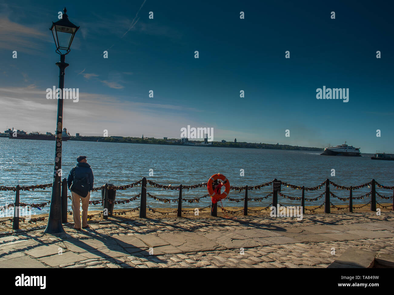 Standing under street lamp hi-res stock photography and images - Alamy