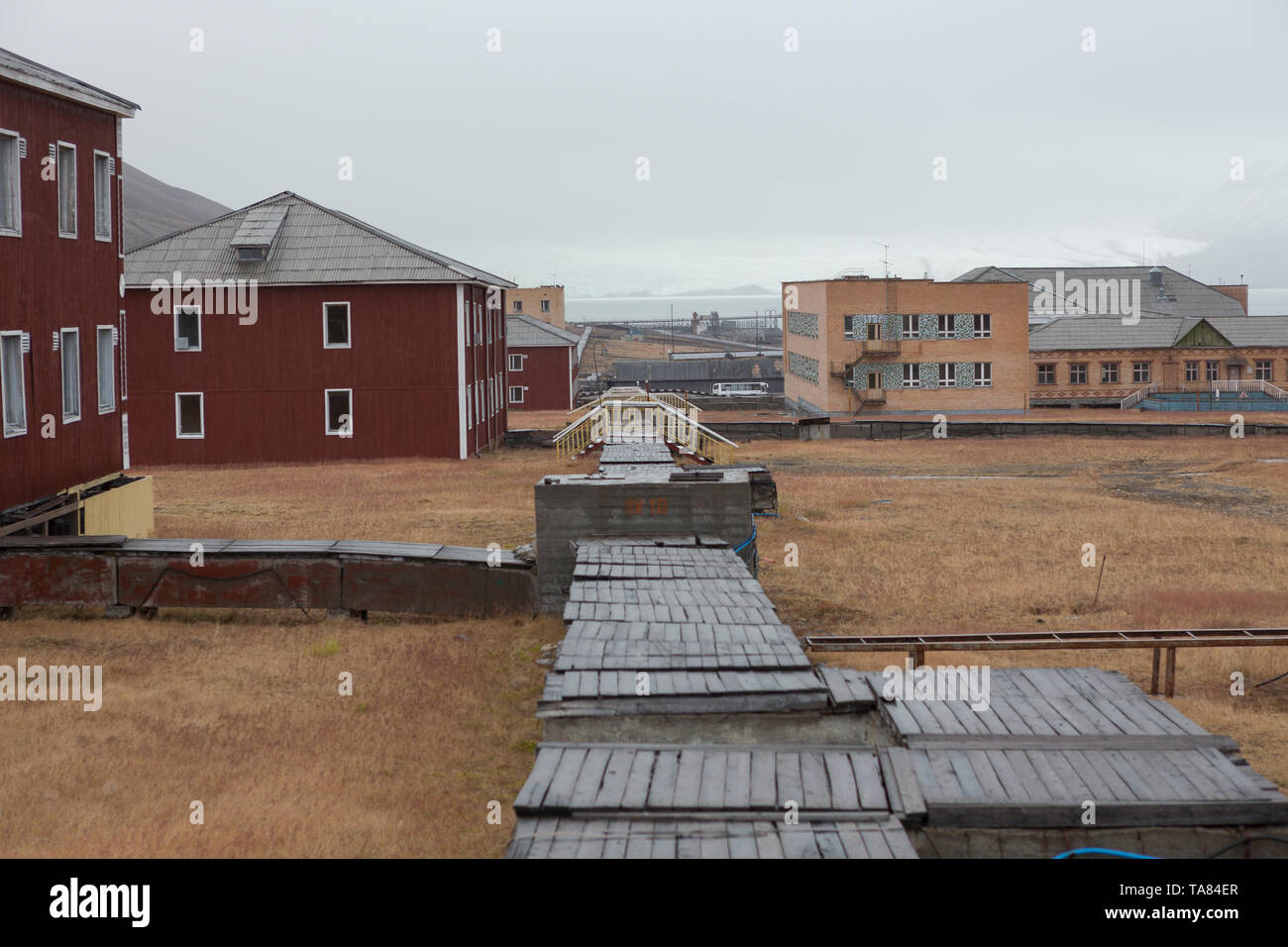 The sudden abandoned russian mining town Pyramiden, old red house ...