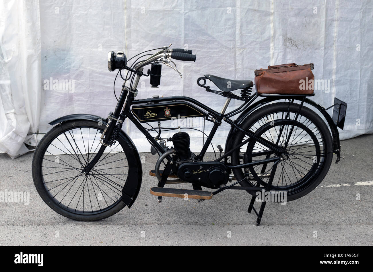 Weekend cycles hi-res stock photography and images - Alamy