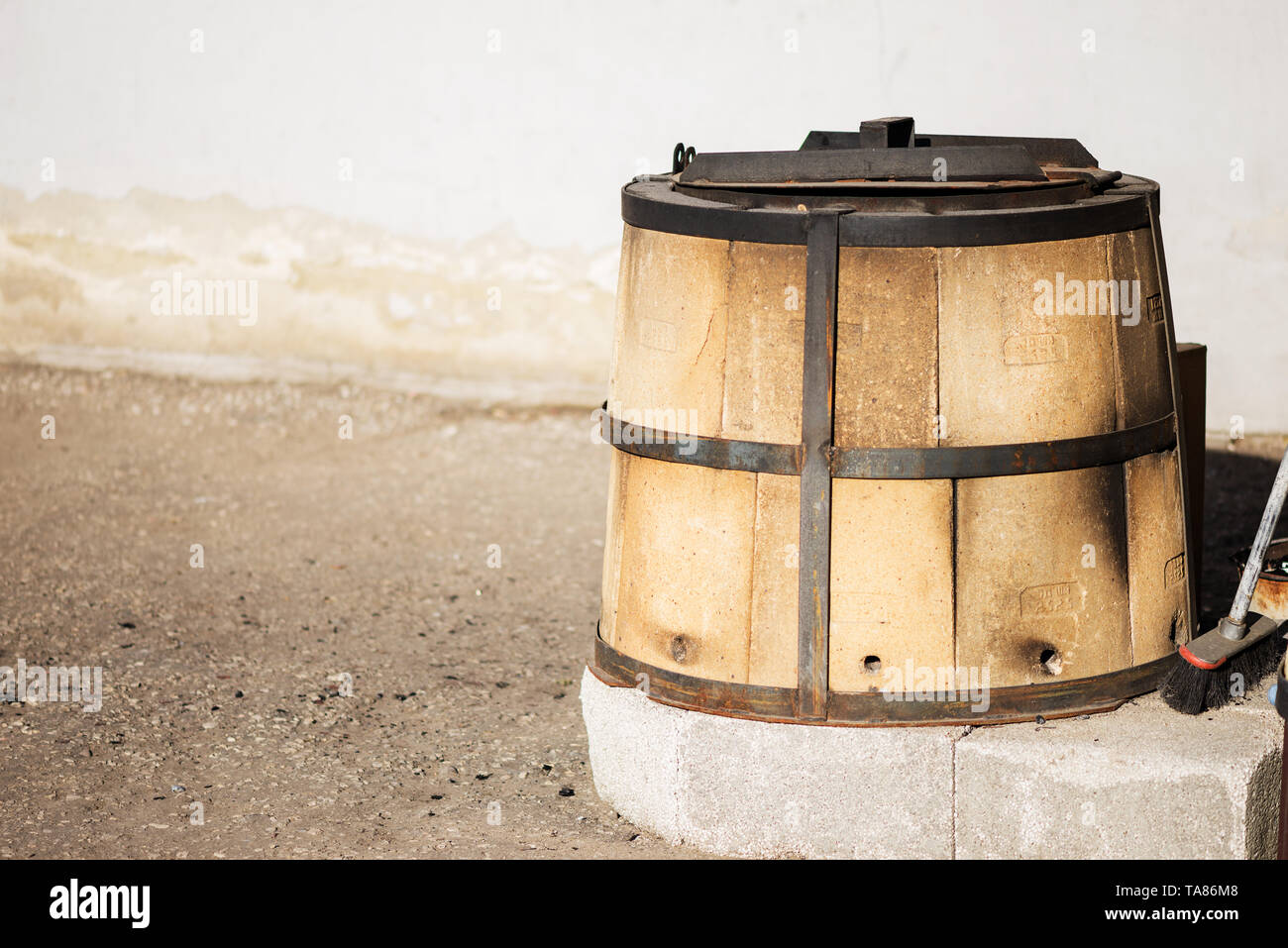 Traditional asian tandoor stove for cooking street food Stock Photo - Alamy