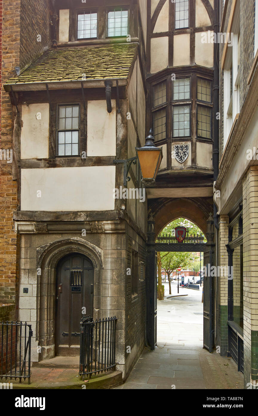 LONDON CITY OF LONDON REAR VIEW OLD GATEHOUSE ENTRANCE TO PRIORY CHURCH ...