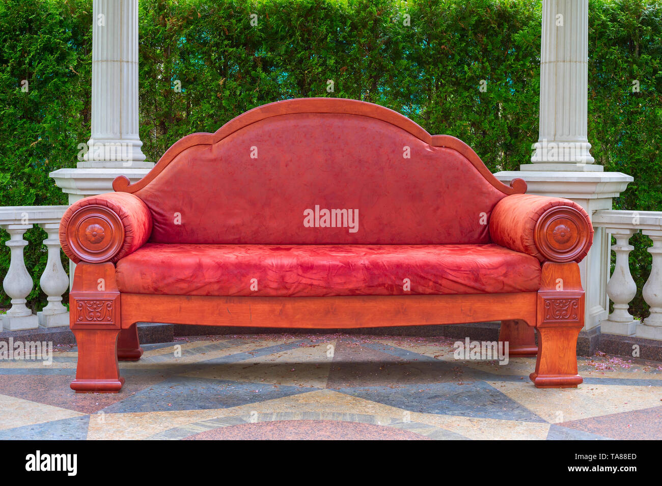 Hand couch grass garden hi-res stock photography and images - Alamy