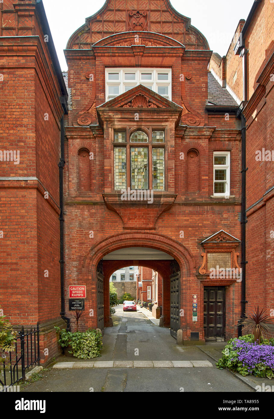 LONDON CITY THE PRIVATE BRICK HOUSE AND ARCHWAY OF AMEN COURT Stock ...