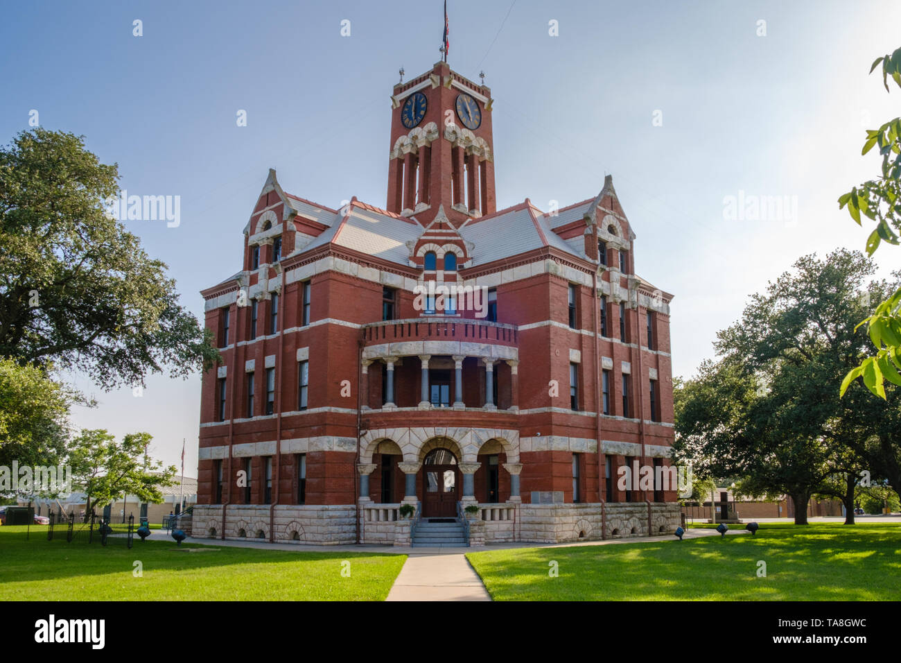 Small town courthouse hi-res stock photography and images - Alamy
