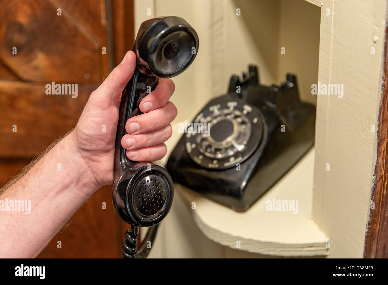 Hand holding old phone receiver hi-res stock photography and images - Alamy