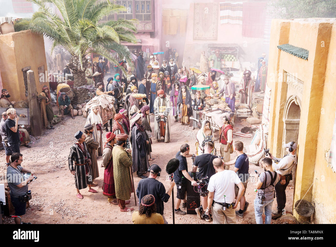 ALADDIN, inside circle of figures from left: Naomi Scott, Mena Massoud ...