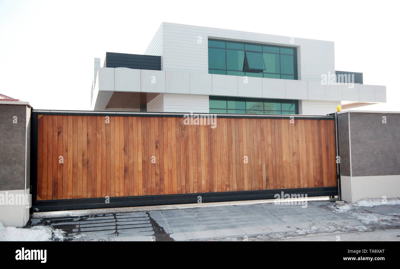 automatic wooden entry door Stock Photo - Alamy