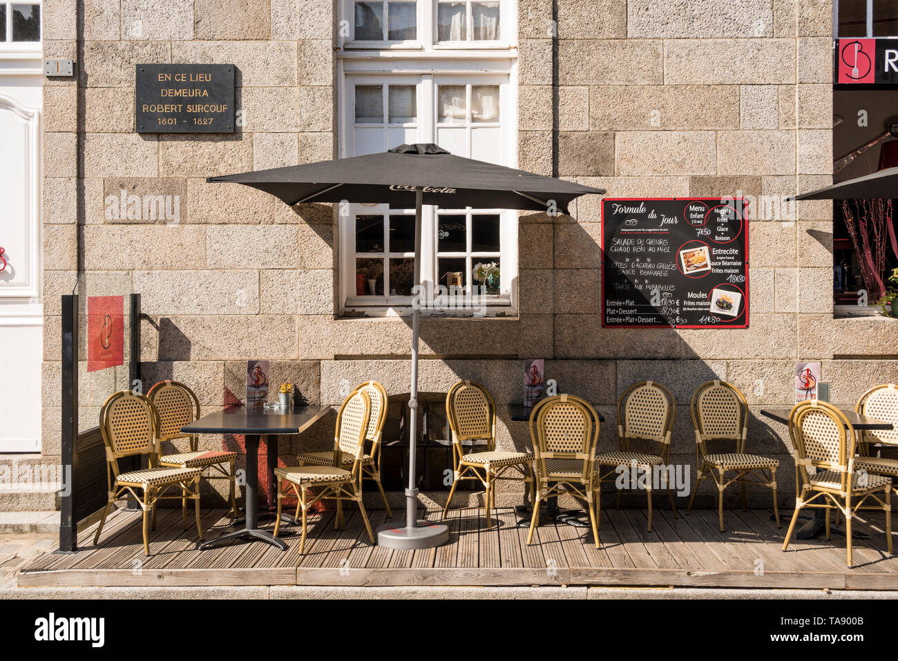 Pavement cafe tables hi-res stock photography and images - Alamy