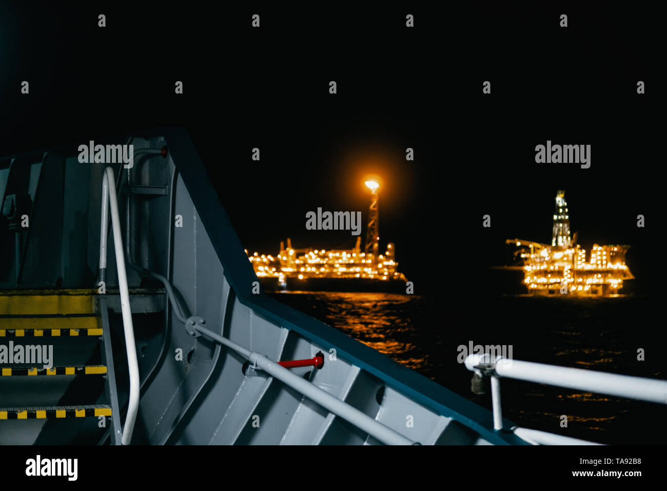 FPSO tanker vessel near Oil platform Rig Stock Photo - Alamy